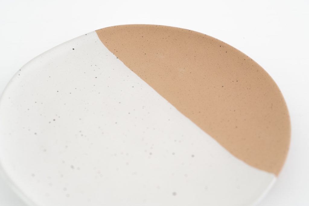 Milly Camel & Sand Dinner Plate S Buff - HOOGA